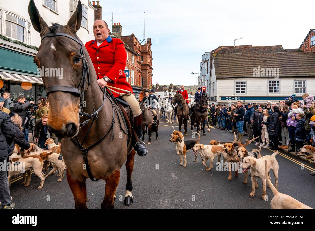 Lewes, UK. 26th Dec, 2023. Members of The Southdown and Eridge Hunt ...
