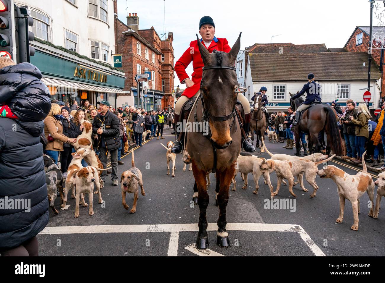 Lewes, UK. 26th Dec, 2023. Members of The Southdown and Eridge Hunt ...