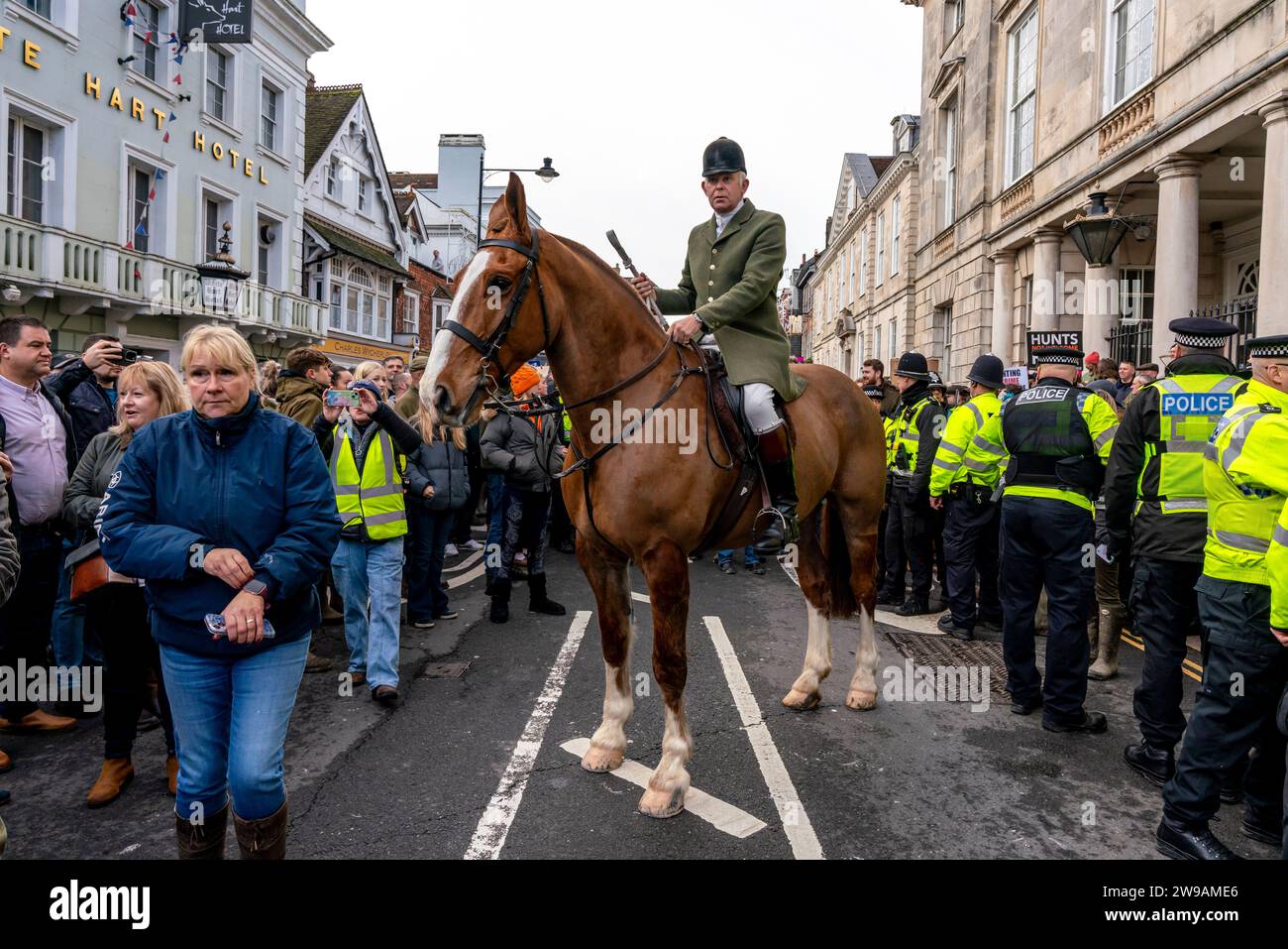 Lewes, UK. 26th Dec, 2023. Members of The Southdown and Eridge Hunt ...