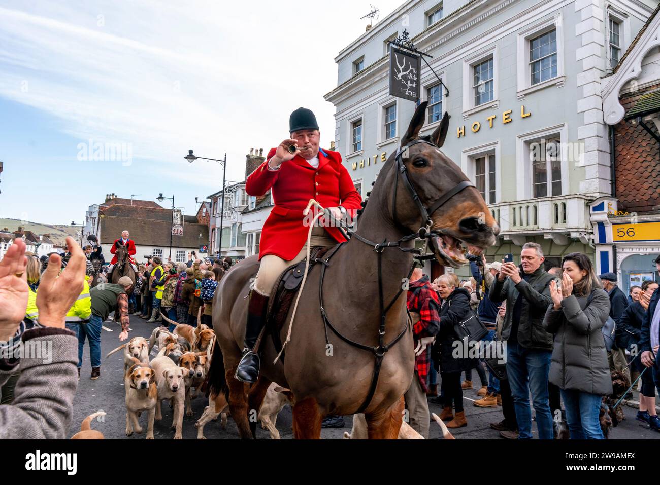 Lewes, UK. 26th Dec, 2023. Members of The Southdown and Eridge Hunt ...