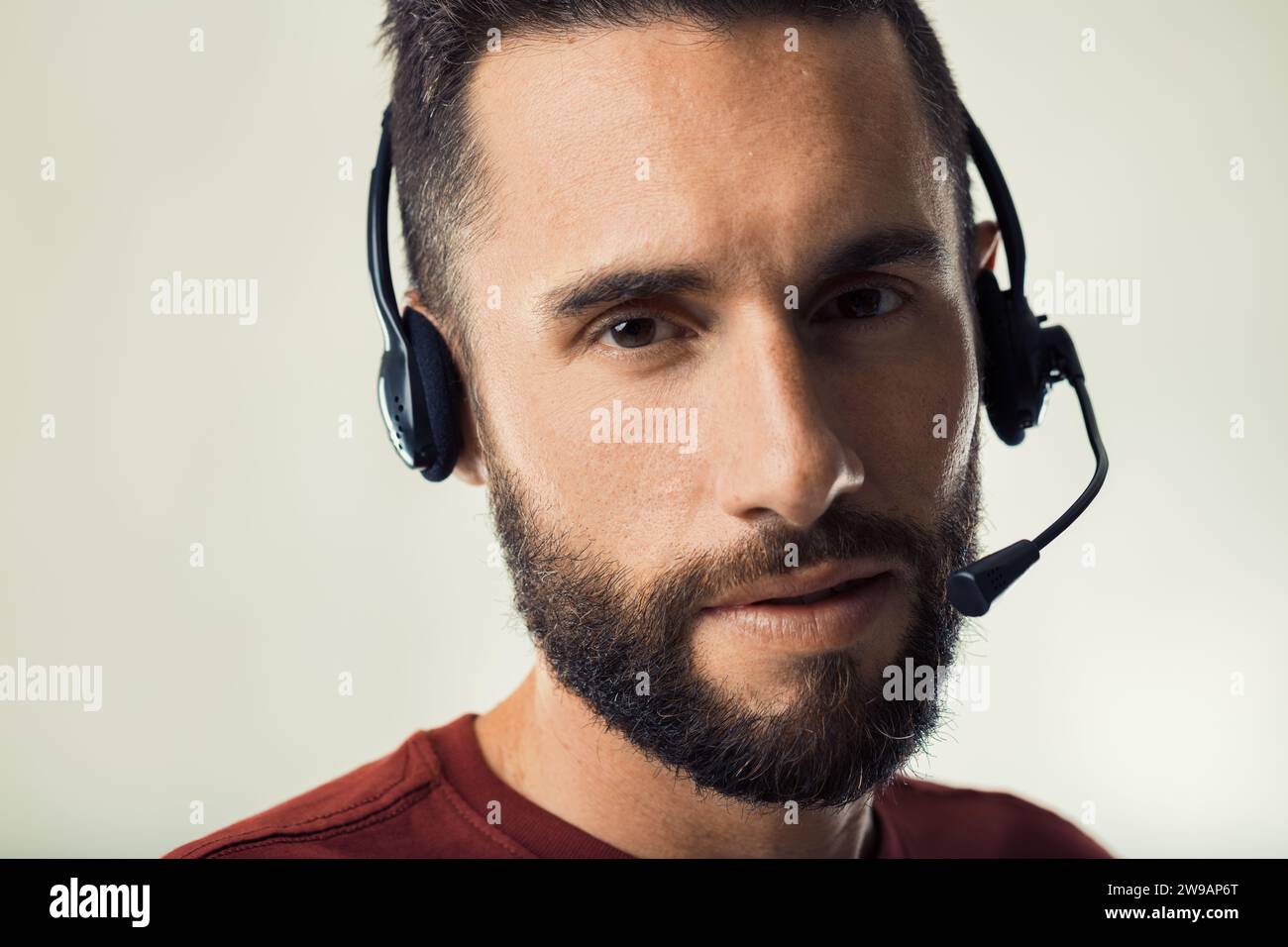 Man wearing maroon shirt hi-res stock photography and images - Alamy