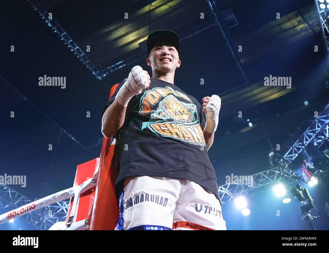 Japanese boxer Naoya Inoue celebrates after defeating Marlon Tapales of ...