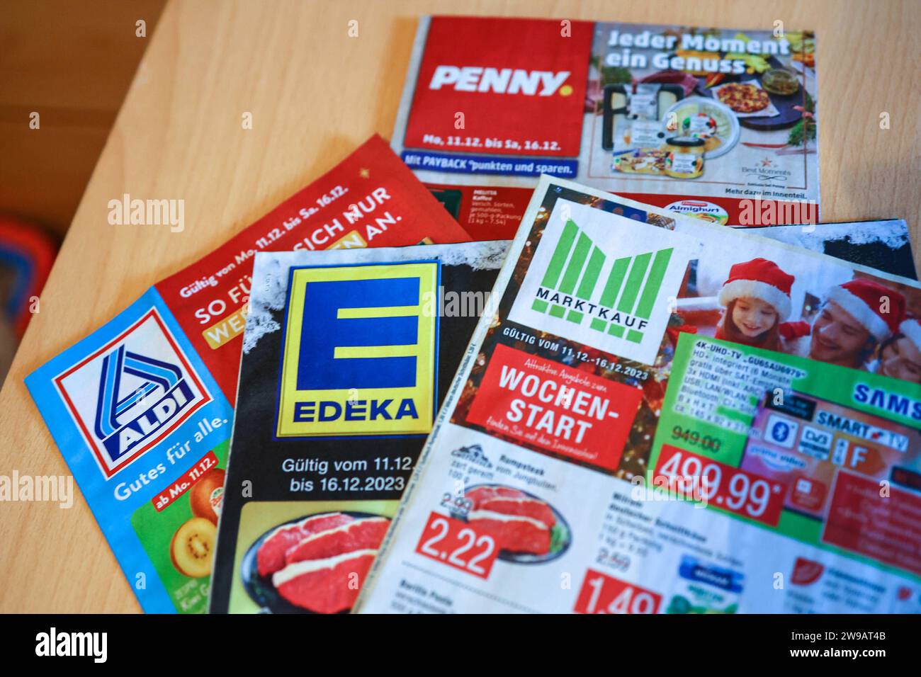 Werbeprospekte *** Advertising brochures Copyright: xLobeca/RHx Stock ...