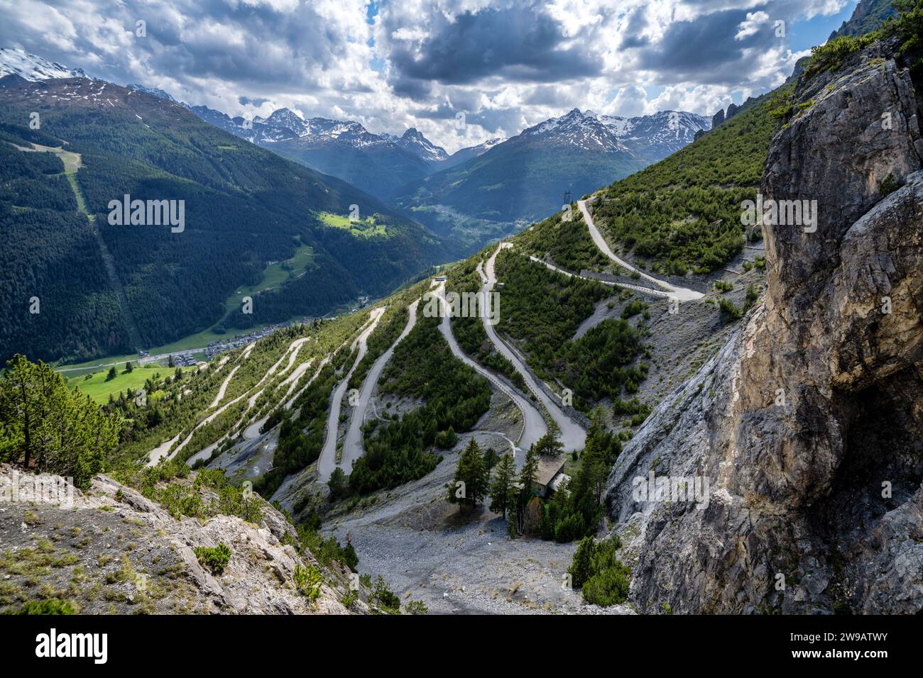 Lush rocky mountains curvy mountain hi-res stock photography and images ...