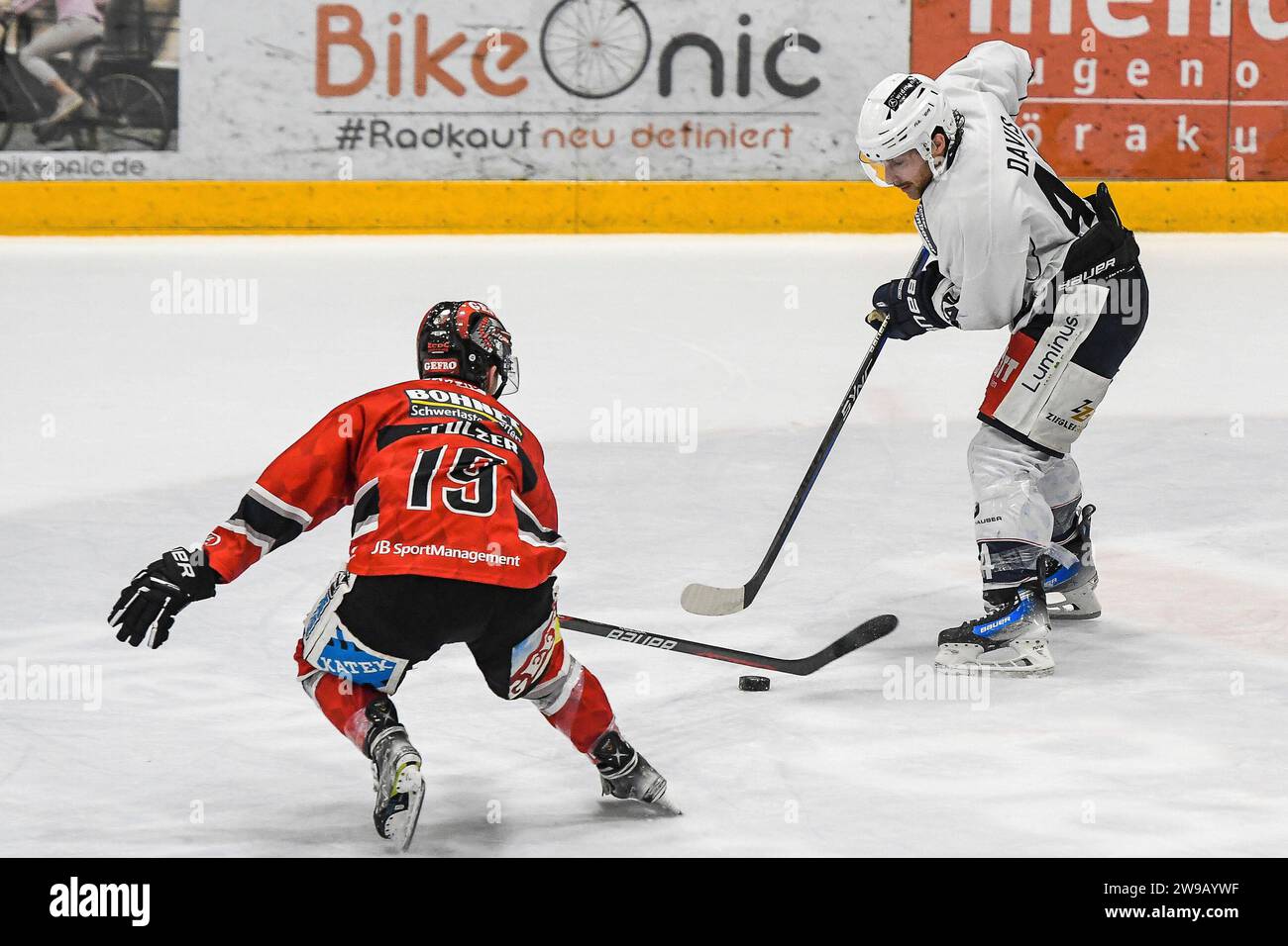 Memmingen, Deutschland. 22nd Dec, 2023. 22.12.2023, Eissporthalle am ...
