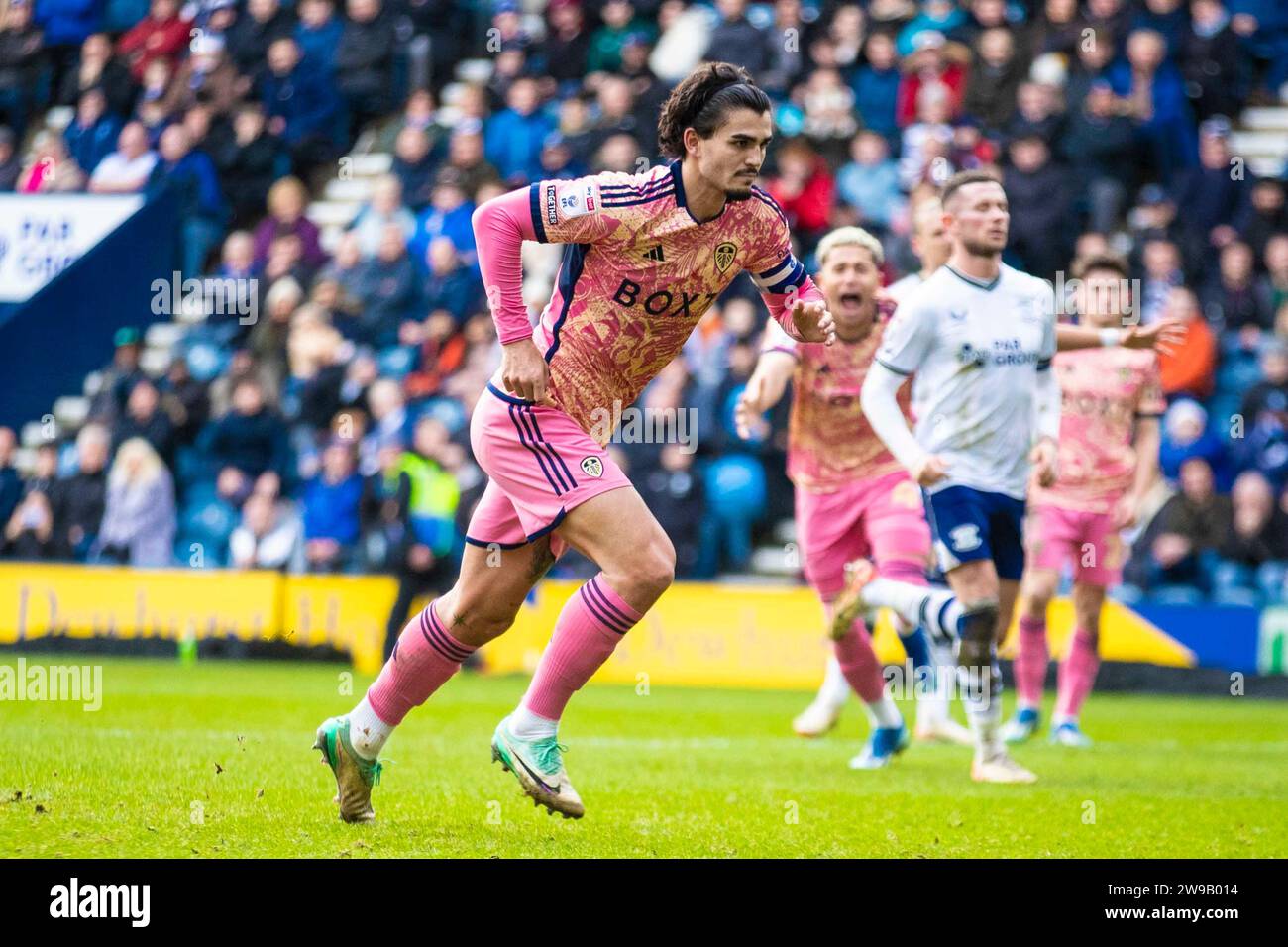 Pascal Struijk #21 of Leeds United scores a goal during the Sky Bet ...