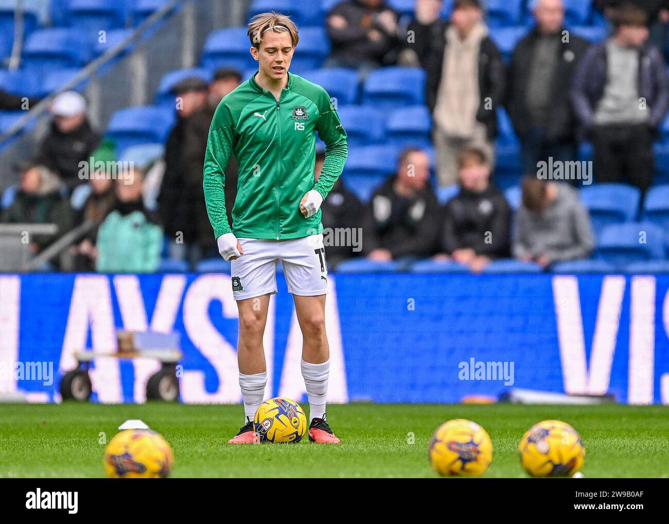 Callum Wright #11 of Plymouth Argyle warming up during the Sky Bet ...