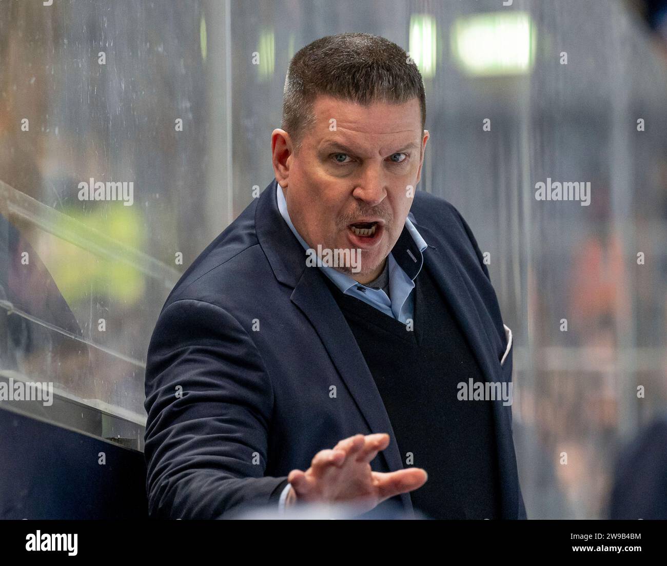 Muenchen, Deutschland. 26th Dec, 2023. Tom Pokel (Chef-Trainer ...