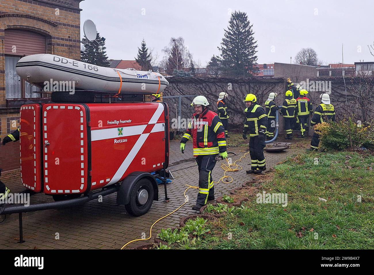 Raguhn-Jeßnitz - Hochwasser-Situation spitzt sich zu: Autos bleiben im Wasser stecken, erste ...