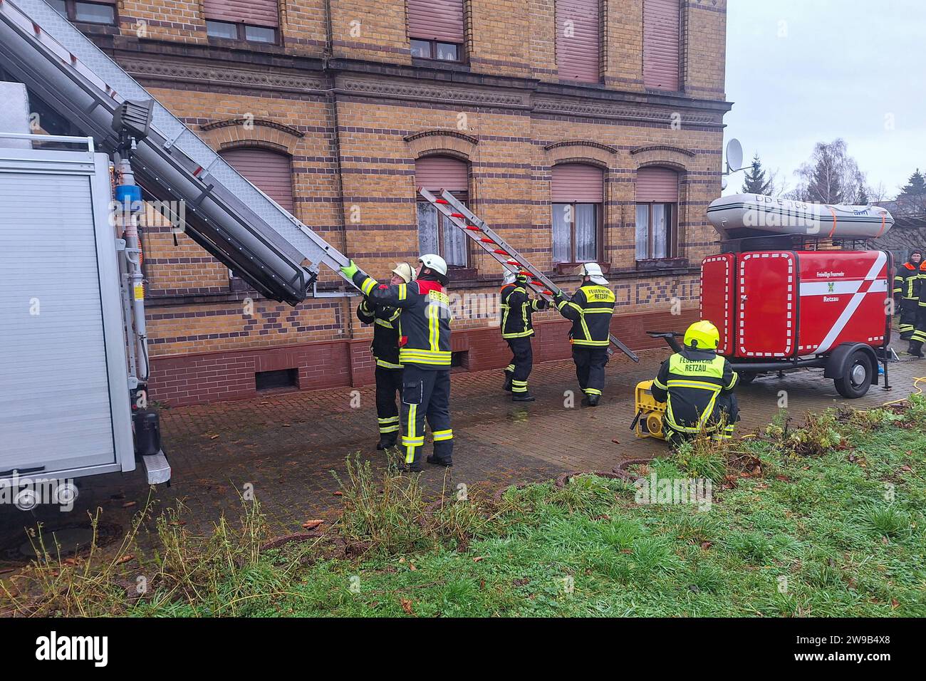 Raguhn-Jeßnitz - Hochwasser-Situation spitzt sich zu: Autos bleiben im Wasser stecken, erste ...