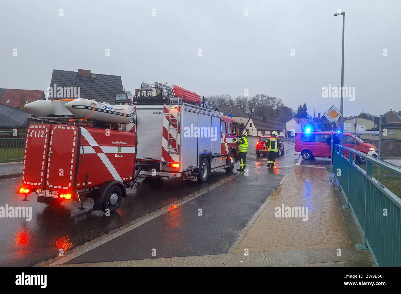 Raguhn-Jeßnitz - Hochwasser-Situation spitzt sich zu: Autos bleiben im Wasser stecken, erste ...