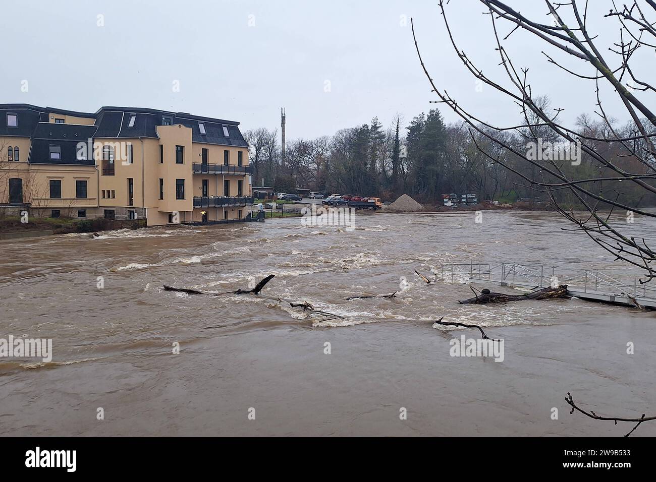 Raguhn-Jeßnitz - Hochwasser-Situation spitzt sich zu: Autos bleiben im Wasser stecken, erste ...