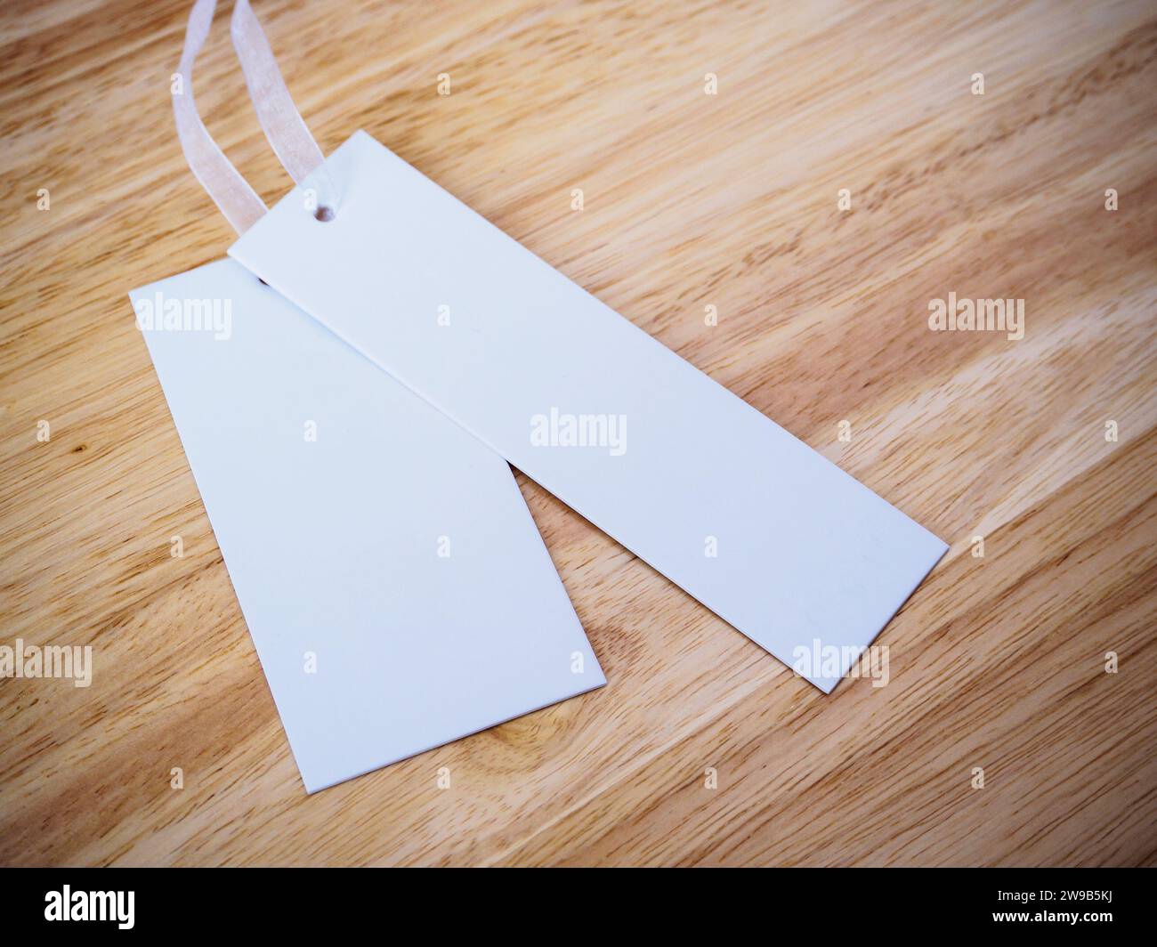 blank white price label on wood background Stock Photo - Alamy