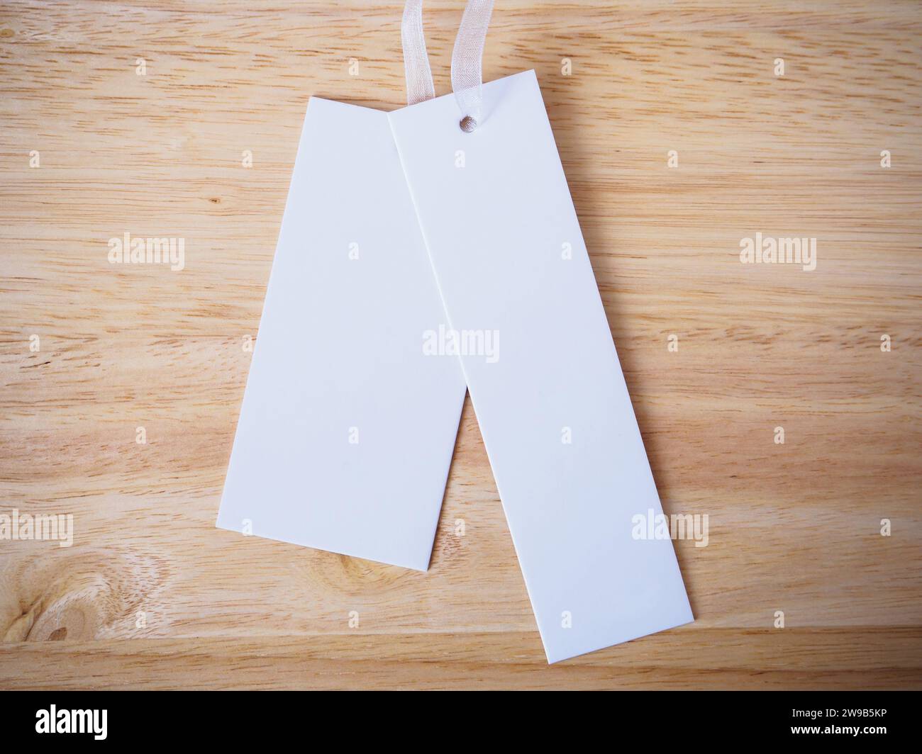 blank white price label on wood background Stock Photo - Alamy