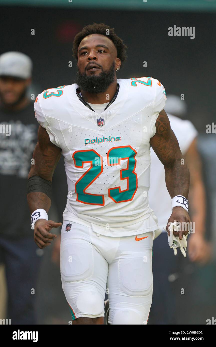 Miami Dolphins running back Jeff Wilson Jr. (23) runs onto the field before taking on the New ...