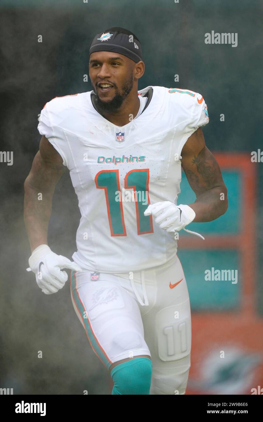 Miami Dolphins wide receiver Cedrick Wilson Jr. (11) runs onto the ...