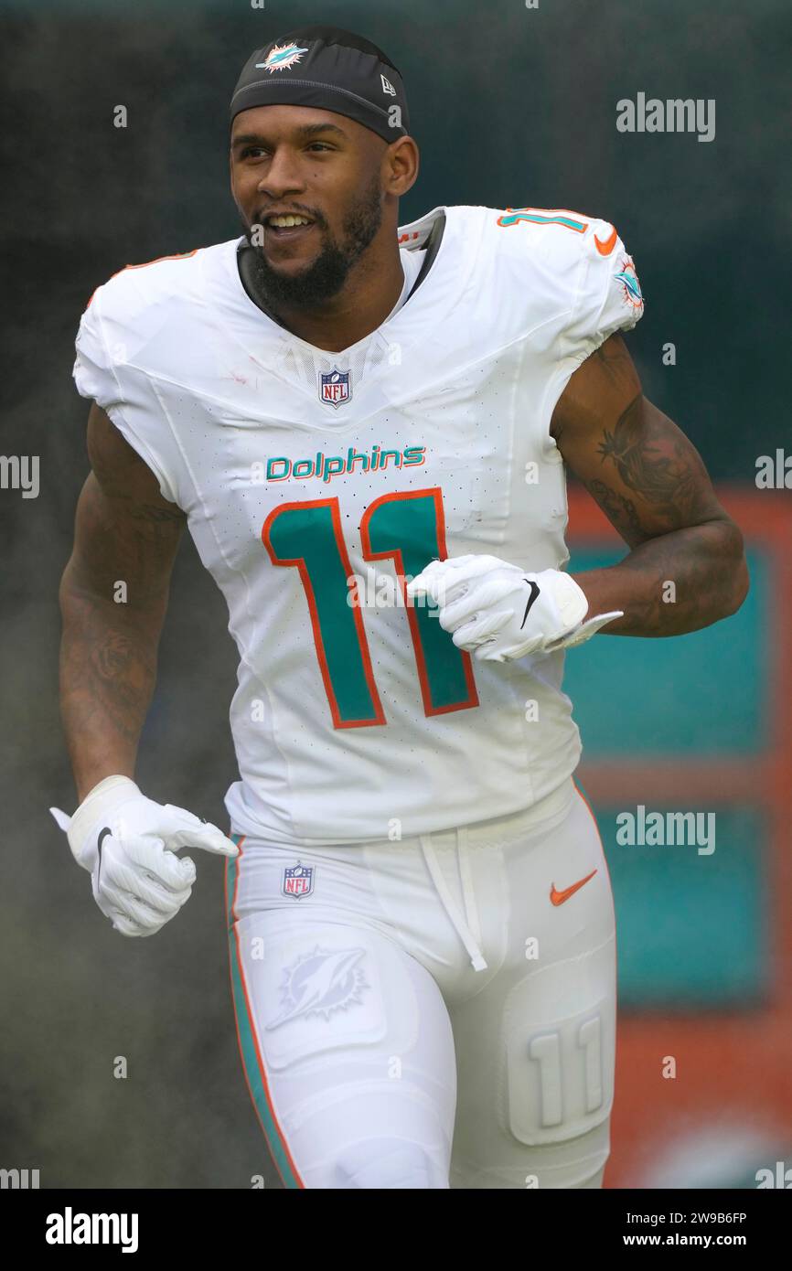 Miami Dolphins wide receiver Cedrick Wilson Jr. (11) runs onto the ...