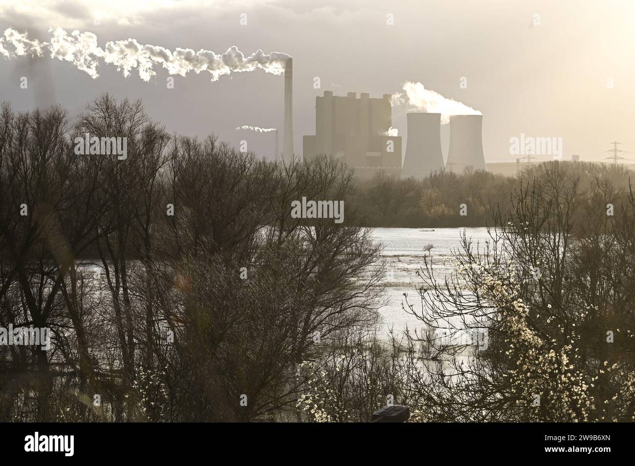 26 December 2023, Saxony-Anhalt, Halle (Saale): Flooding of the Weiße ...