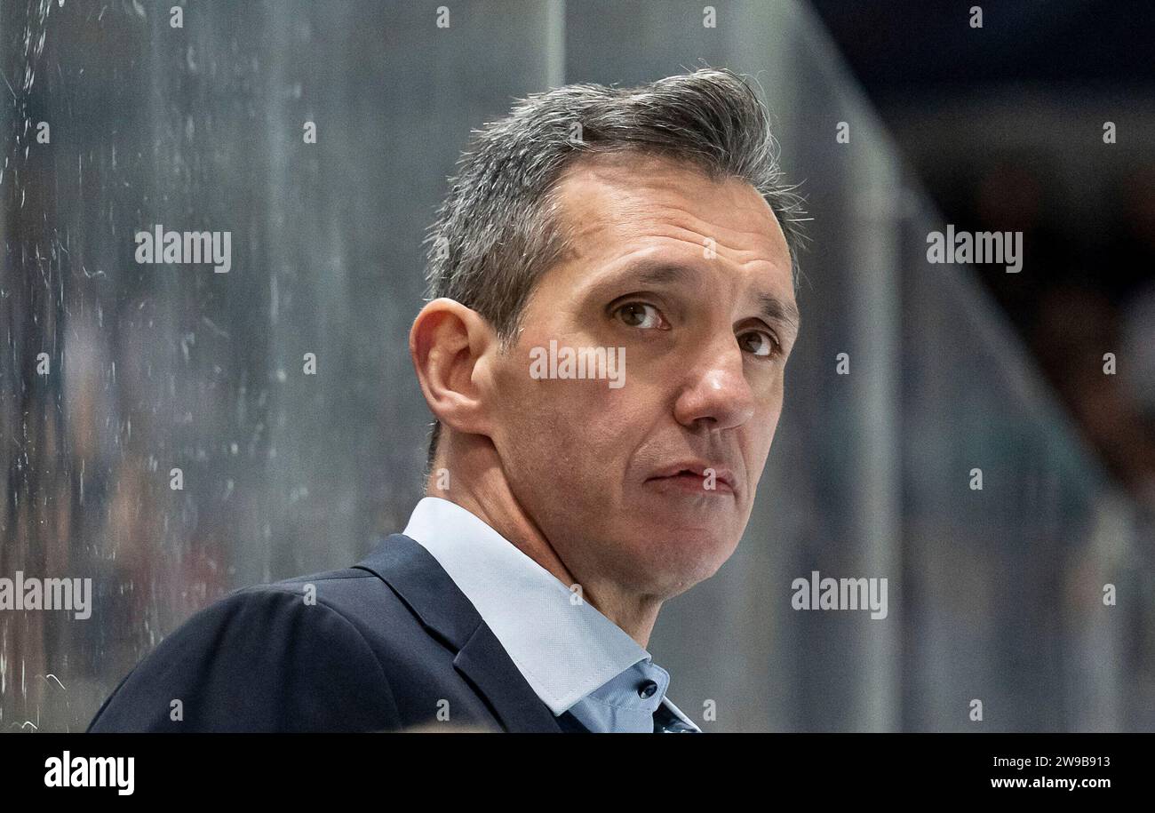Muenchen, Deutschland. 26th Dec, 2023. Rob Leask (Co-Trainer, Straubing ...