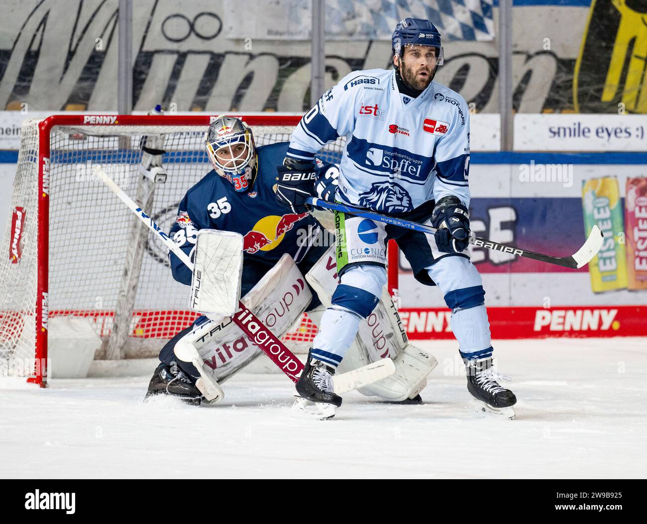 Muenchen, Deutschland. 26th Dec, 2023. Justin Scott (Straubing Tigers ...