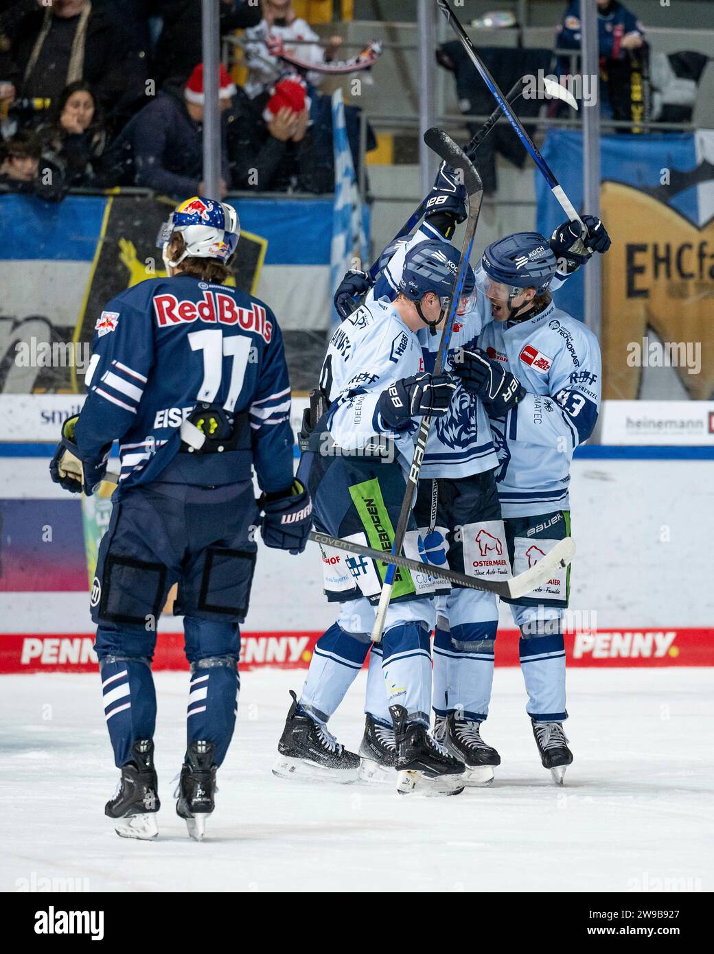 Muenchen, Deutschland. 26th Dec, 2023. Die Straubinger bejubeln mit ...