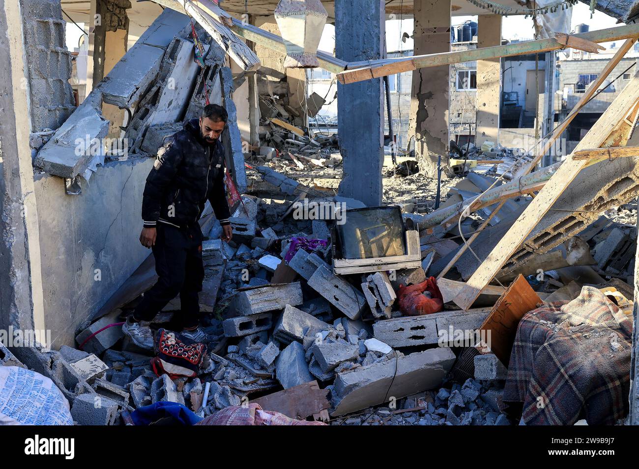Rafah, Gaza. 26th Dec, 2023. Palestinians search the rubble of a ...