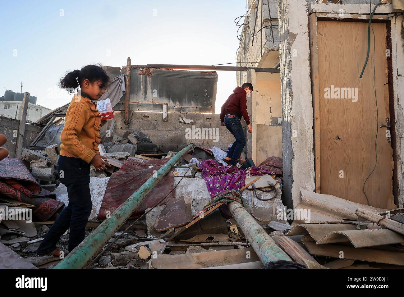 Rafah, Gaza. 26th Dec, 2023. Palestinians search the rubble of a ...