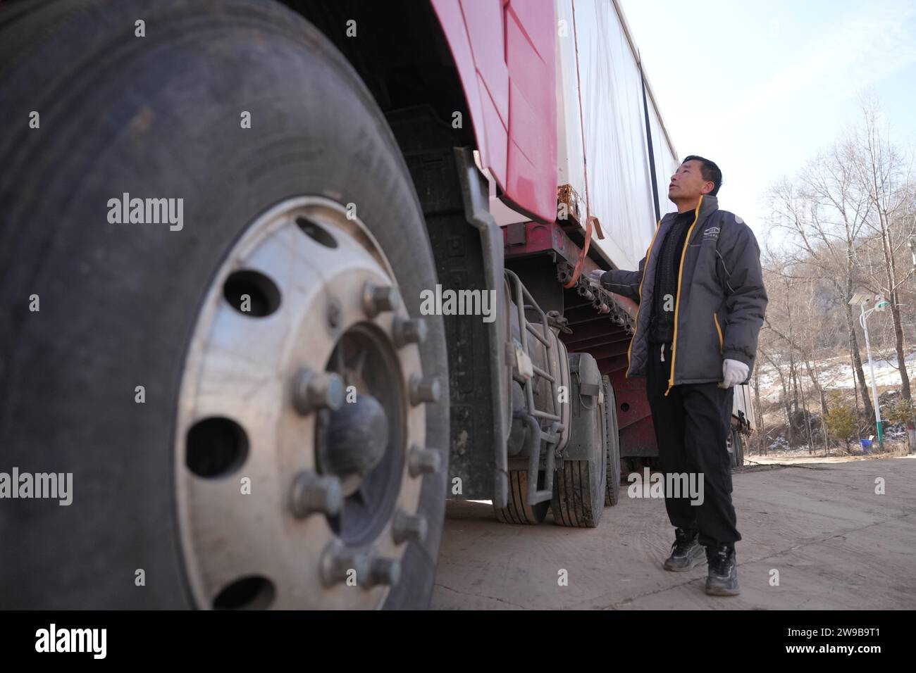 (231226) -- JISHISHAN, Dec. 26, 2023 (Xinhua) -- Ma Ming checks prefab ...