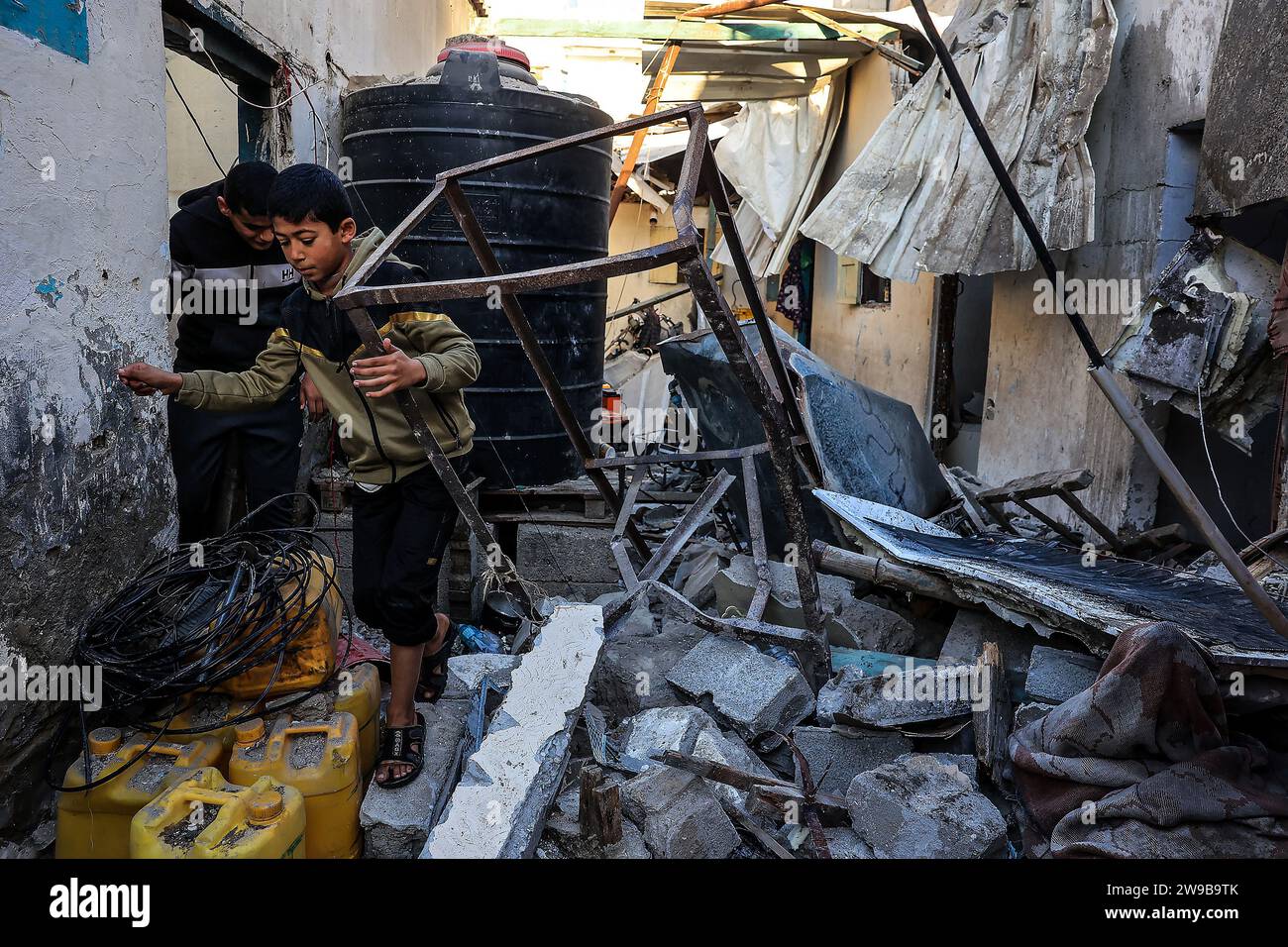 Rafah, Gaza. 26th Dec, 2023. Palestinians search the rubble of a ...