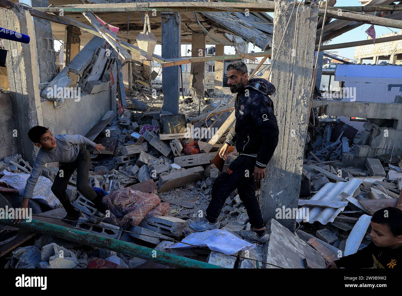 Rafah, Gaza. 26th Dec, 2023. Palestinians search the rubble of a ...