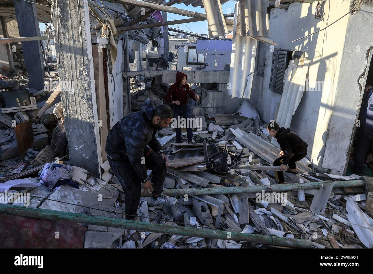 Rafah, Gaza. 26th Dec, 2023. Palestinians search the rubble of a ...