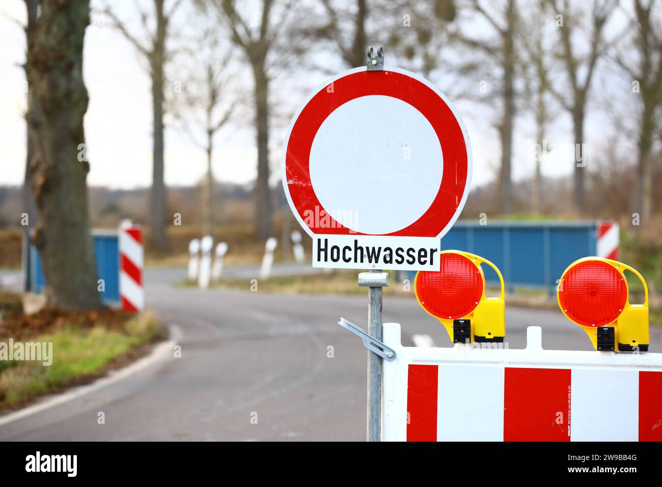 26.12.2023, xtgx, Hochwasser in Niedersachsen. Bei Rühen im Landkreis ...