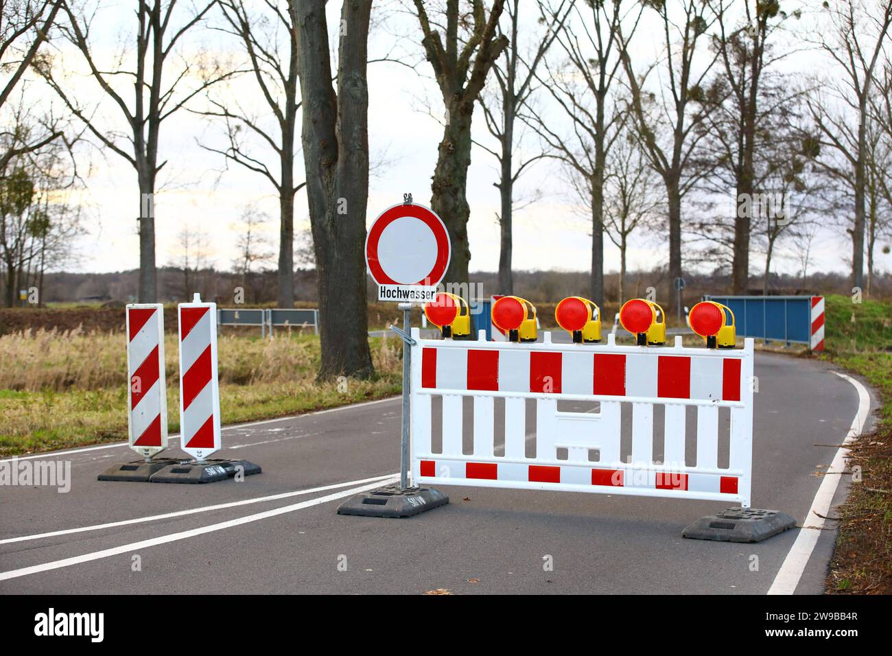 26.12.2023, xtgx, Hochwasser in Niedersachsen. Bei Rühen im Landkreis ...