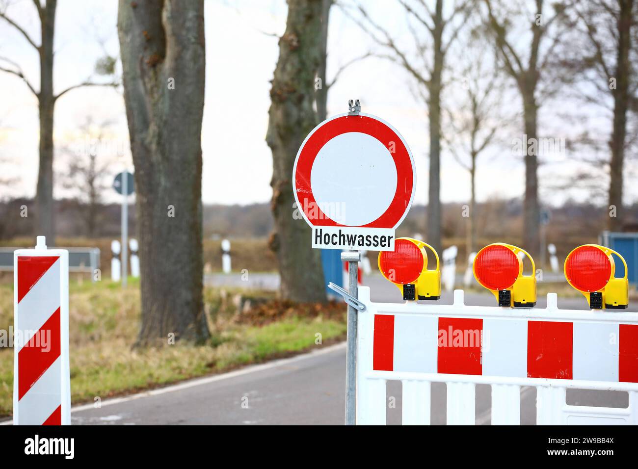 26.12.2023, xtgx, Hochwasser in Niedersachsen. Bei Rühen im Landkreis ...