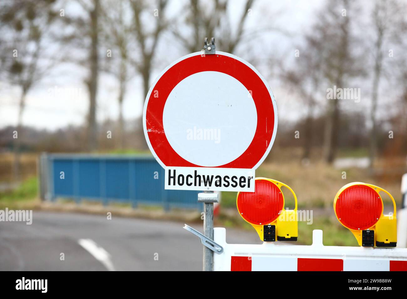 26.12.2023, xtgx, Hochwasser in Niedersachsen. Bei Rühen im Landkreis ...