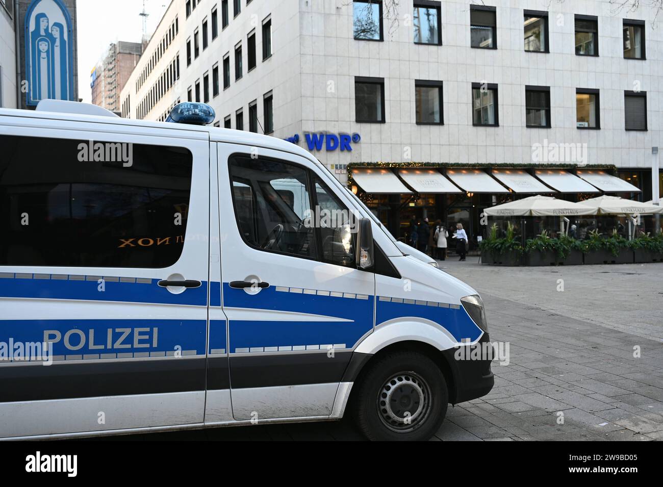 Einsatzfahreug der Polizei vor dem WDR Funkhaus Wallrafplatz *** Police ...