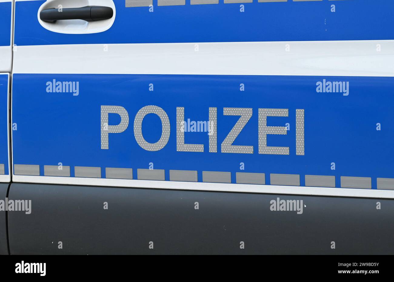 Schriftzug POLIZEI auf einem Fahrzeug *** POLIZEI lettering on a ...