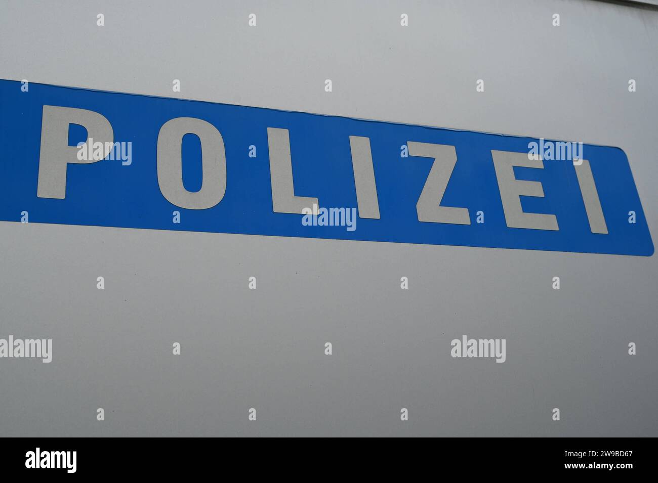 Schriftzug POLIZEI auf einem Fahrzeug *** POLIZEI lettering on a ...