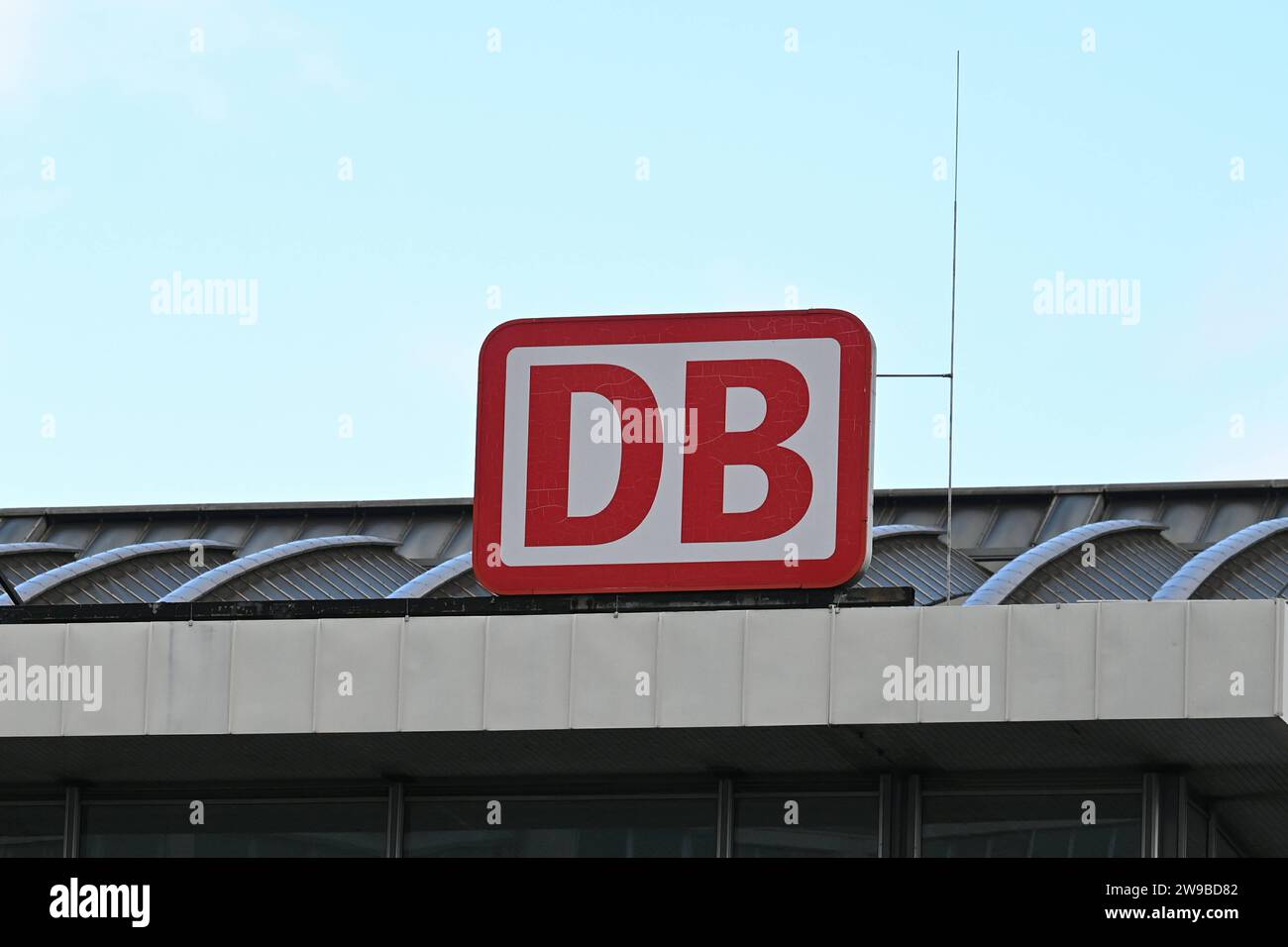 Logo, Schriftzug DB, Deutsche Bahn, am Kölner Hauptbahnhof *** Logo, DB ...