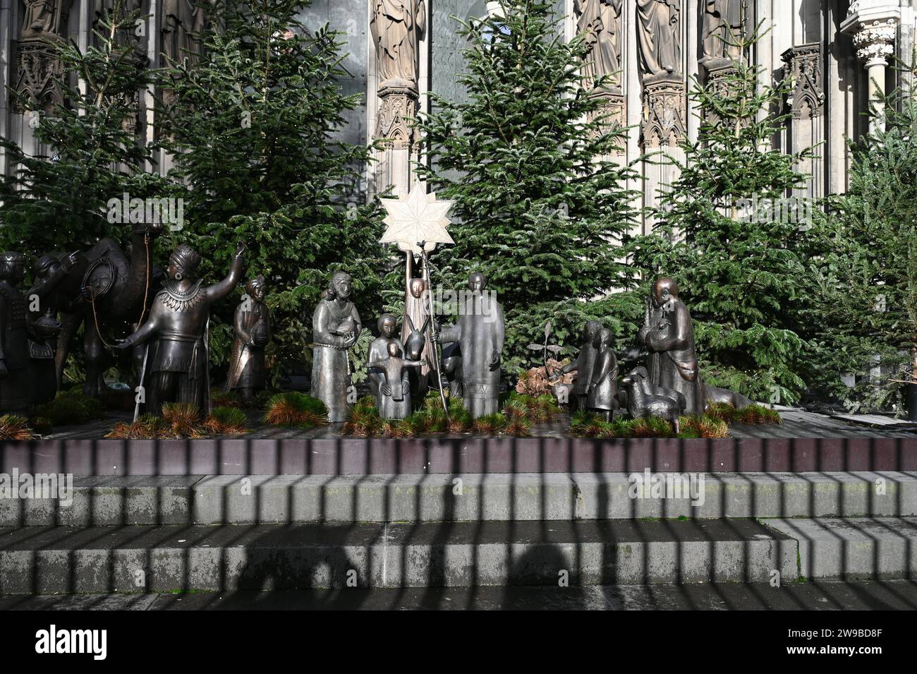 Kölner Stadtkrippe aus Bronze steht am Südportal des Kölner Doms ...