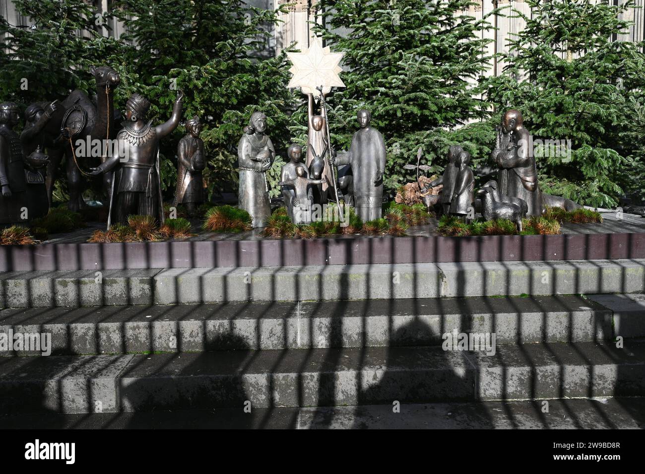 Kölner Stadtkrippe aus Bronze steht am Südportal des Kölner Doms ...