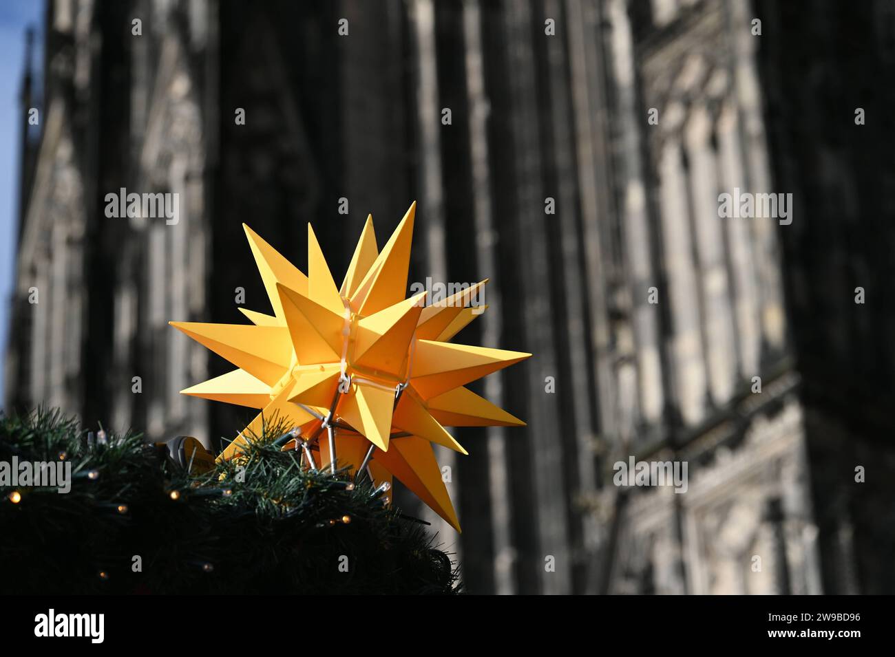 Stern an der Spitze eines Weihnachtsbaum, Christbaum *** Star at the ...