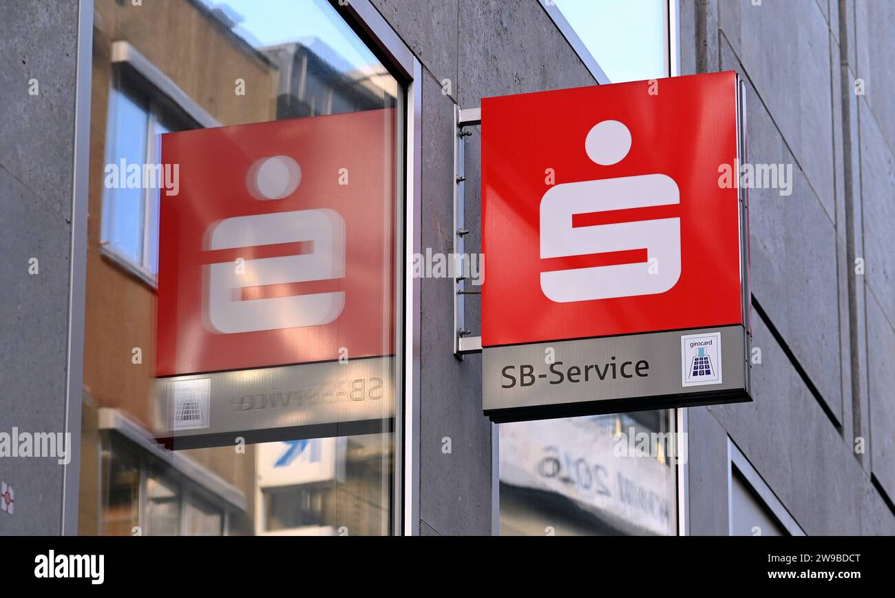 Logo der Sparkasse an einer Hauswand *** Sparkasse logo on a house wall ...