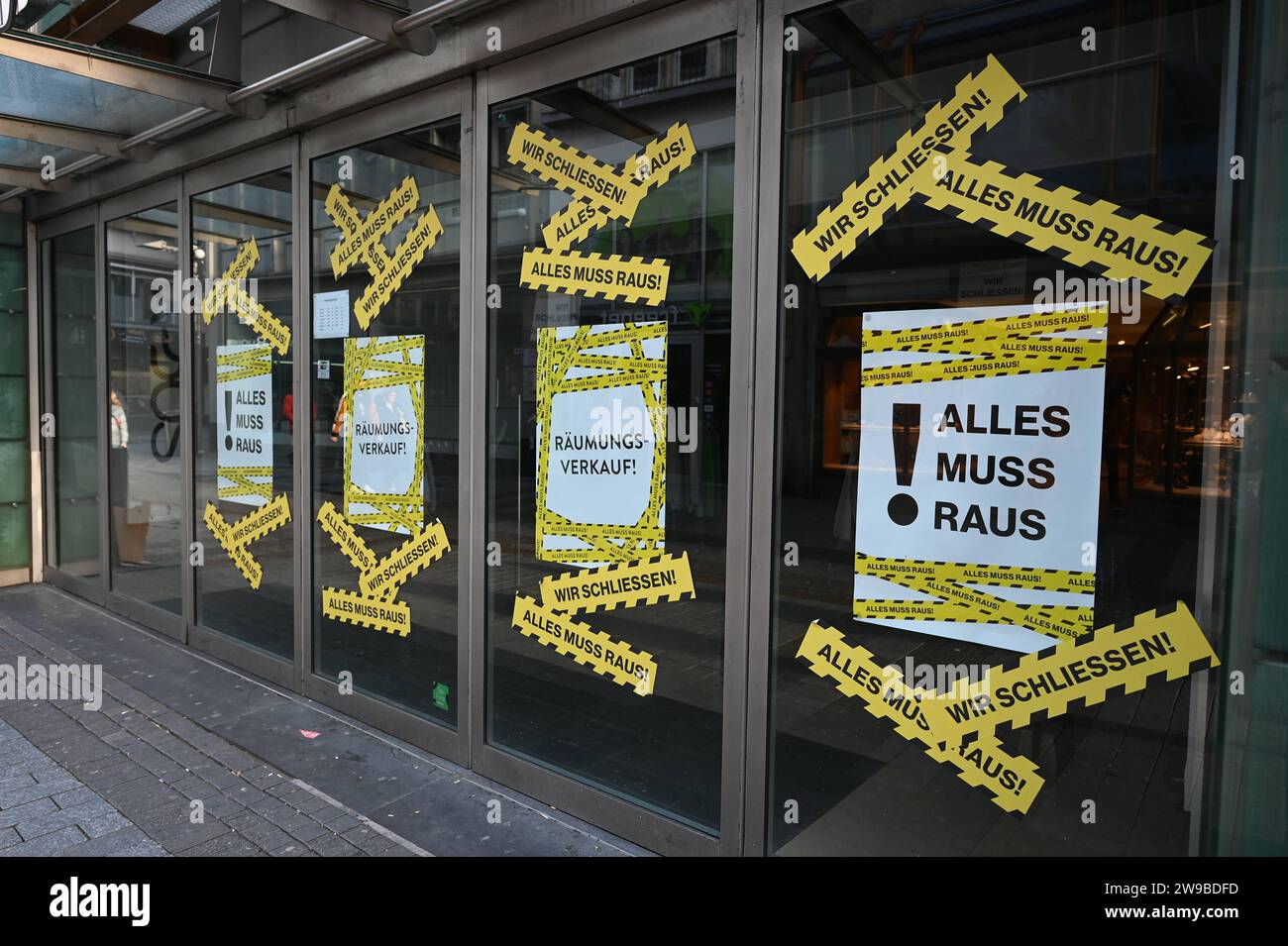 Ein Geschäft schliesst. In den Schaufenstern Schilder alles muss raus ...