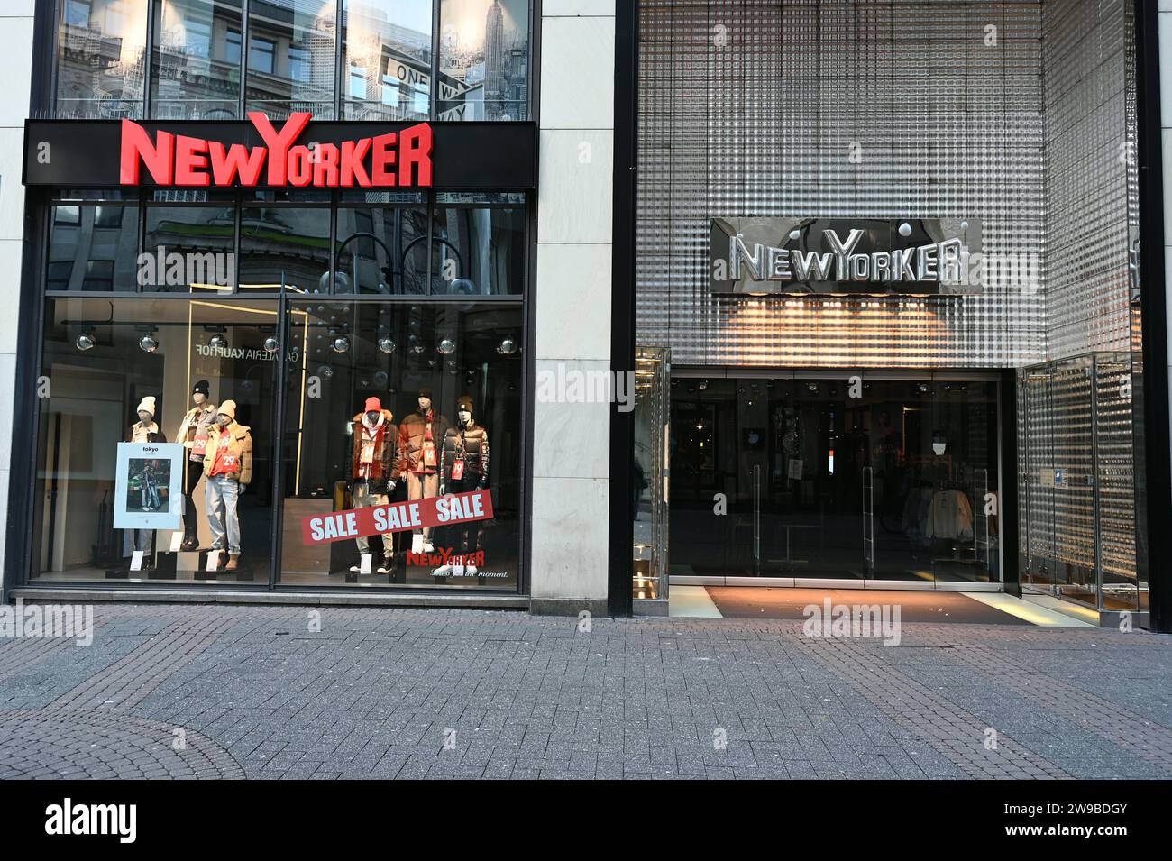 Logo, Schriftzug des Bekleidungsunternehmen New Yorker an einer Filiale *** Logo, lettering of ...