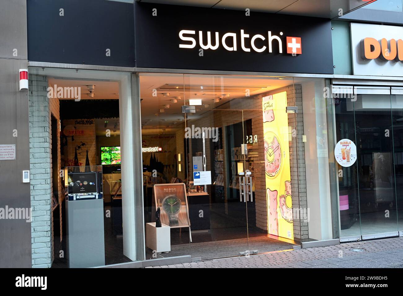 Logo, Schriftzug des schweizer Uhrenhersteller SWATCH an einer Filiale ...
