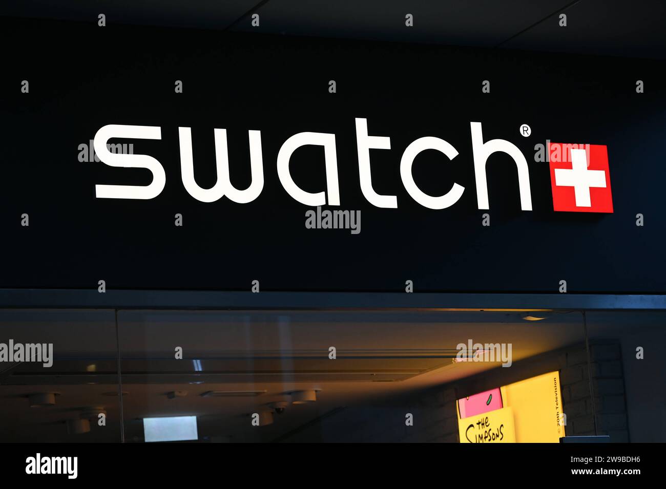 Logo, Schriftzug des schweizer Uhrenhersteller SWATCH an einer Filiale ...