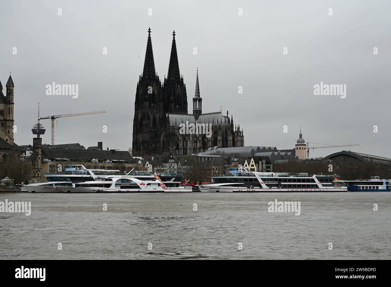 Blick auf Kölner Dom, Rhein, Altstadt und Rheinschiffe der weissen ...