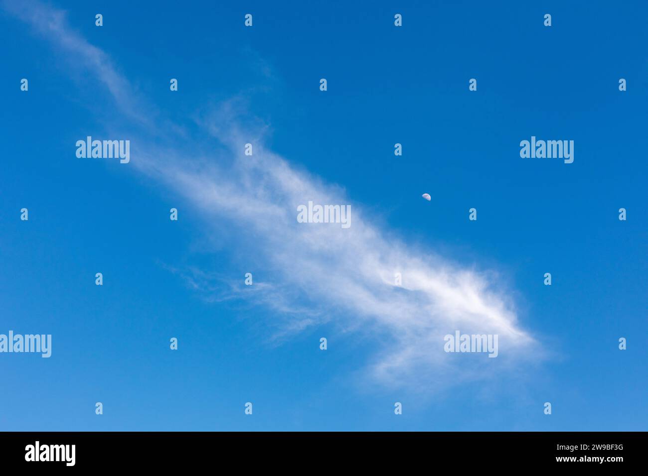 Blue sky with a single cloud hi-res stock photography and images - Alamy