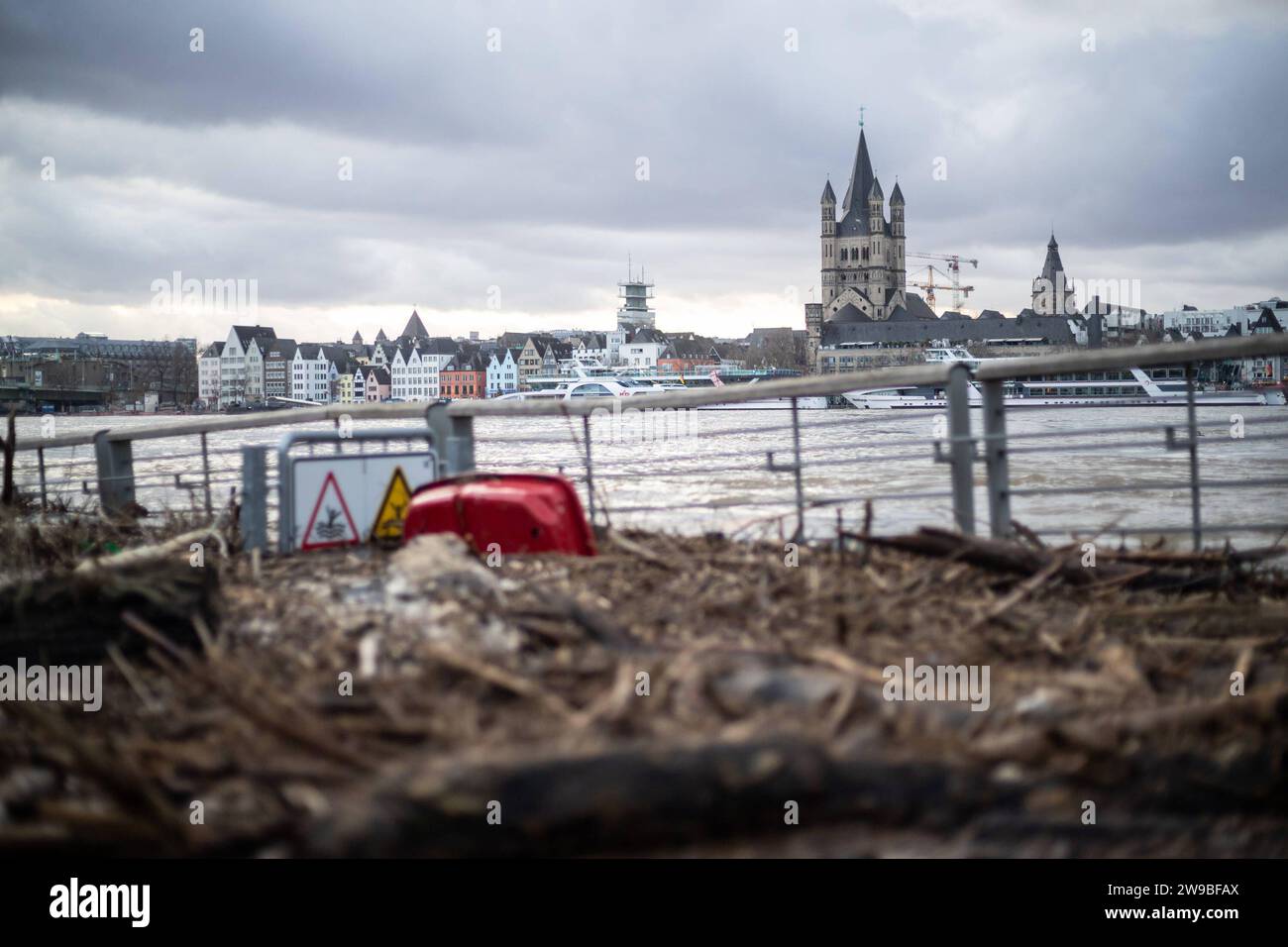 Hochwasser in Köln Hochwasser, Rheinpromenade Köln-Deutz unter dem ...